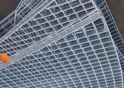 Cina L'orizzontale 50mm della grata del passaggio pedonale di acciaio inossidabile 304 ha espanto Mesh Walkway in vendita