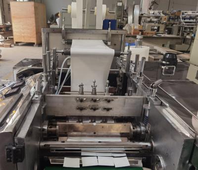 China Máquina de fabricación de almohadillas de alcohol de tejido húmedo no tejido Máquina de embalaje de tampones de alcohol en venta