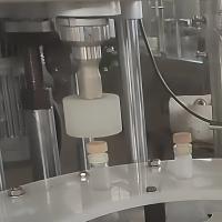 China 1KW Automatic Corking Machine 220V / 380V Automatic Bottle Capping Machine For Spirits for sale