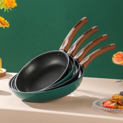 Cina Lle padelle di alluminio multicolori di 22/24/26/28 di cm di buona qualità di induzione delle pentole della padella di bastone non in vendita