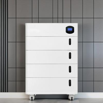 Cina Sistema ibrido solare All-In-One da 5kW, impilabile con batteria al litio, protezione IP65, porta di comunicazione CAN, opzioni da 10KWH e 20KWH in vendita