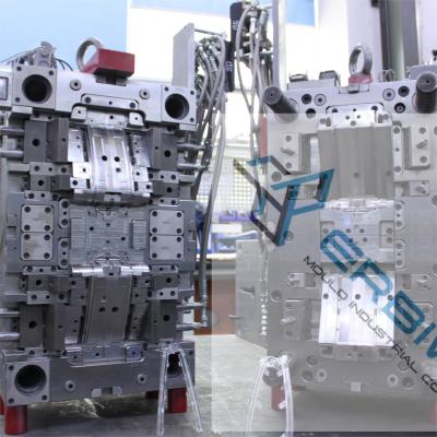 Cina Stampo per iniezione di plastica su misura, Stampo per parti di auto per il sistema di illuminazione auto in vendita