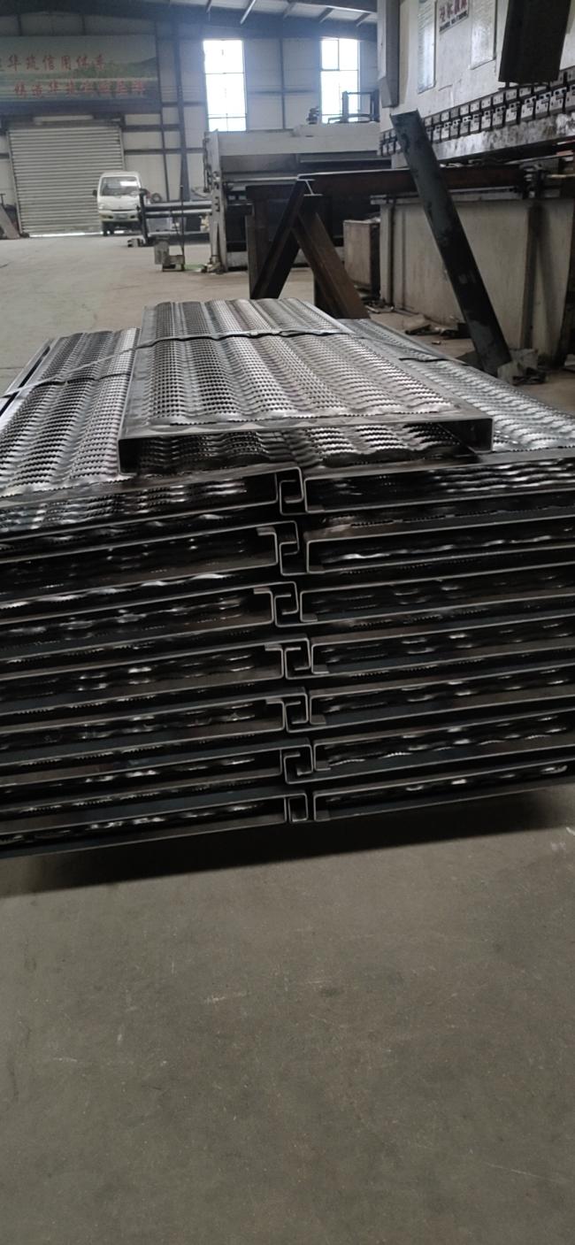 11GA Walkway Galvanized Steel Zinc Coated Perforated Grip Strut grating
