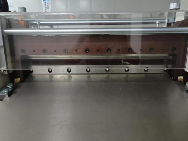 Cutting Machine for Fabric with Electrostatic Eleminator