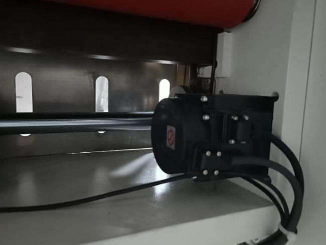 Cutting Machine for Fabric with Electrostatic Eleminator