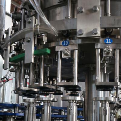 Cina 500ml 8000bph ha carbonatato l'imbottigliatrice della soda delle teste della macchina di rifornimento della bibita 24 in vendita