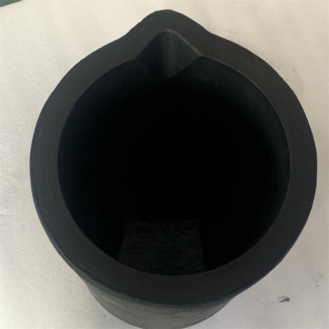 High-temperature resistant crucible with customized nozzle