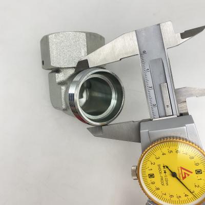 Cina Dado della parte girevole con il taglio dei montaggi di tubo flessibile metrici dell'anello JIC in vendita
