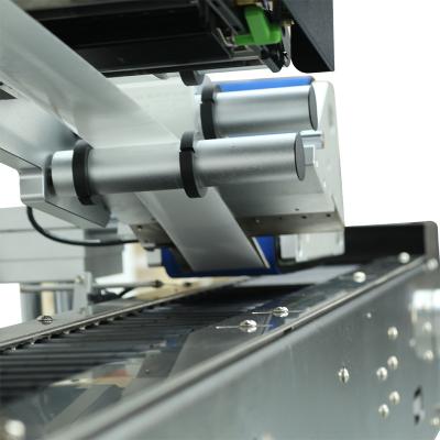 Cina 3000 Capacità Macchina di etichettatura automatica per l'applicazione di etichette per flaconi e bottiglie di vetro in vendita