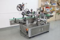 China Automatic Double Sided Labeling Machine for Flat Square Round Bottles with Servo Motor and PLC Control for sale