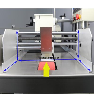 China Material de embalagem de madeira Máquina automática de rotulagem de superfície plana para sacos químicos à venda