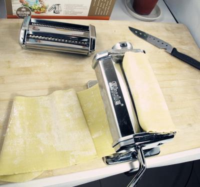 China 150mm Ravioli Home Dough Roller Machine For Making Pasta Sheets With Different Thickness for sale
