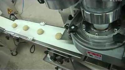 China 20L + 28L + 5L Hopper Capicity UPE Shutters Moon Cake Machine / 4. 5 Kw for sale