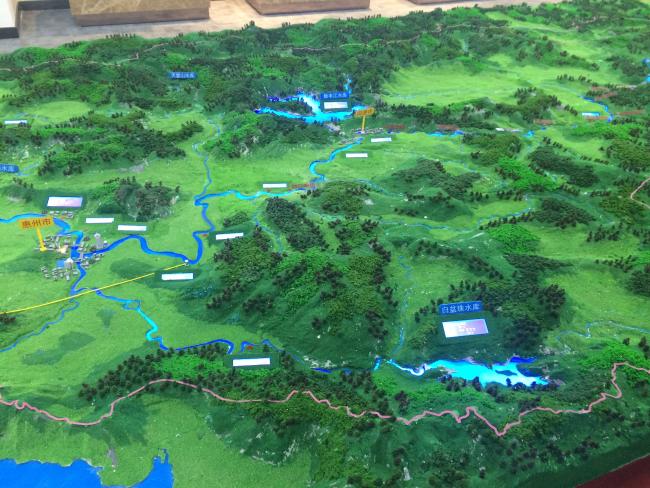 Large-scale architectural model display