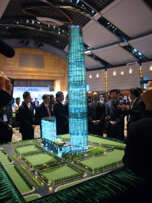 Cina Modello architettonico di grattacielo futuristico in vetro con facciata illuminata e complesso a uso misto in vendita
