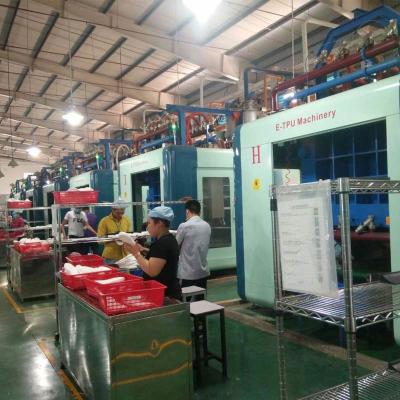 China Melhorar a eficiência da produção com a máquina de moldagem de TPU e design de molde de precisão para solas de sapatos for sale