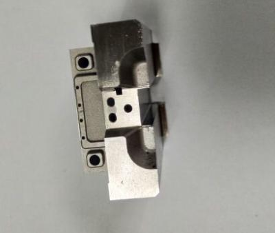 Cina Cavità automobilistica dei pezzi di precisione dell'iniezione del portone del punto singola per l'ente automatico in vendita