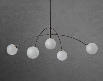 China Postmoderne creatieve mode Messing woonkamer kandelaar eenvoud licht luxe hotel slaapkamer alabaster hanger licht Te koop