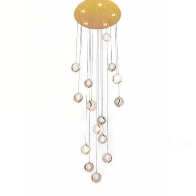 Cina Villa Hotel Loft Scalinata Lampada appesa Disegno Lampada pendente a sfera corrugata acrilica moderna con striscia luminosa a LED in vendita