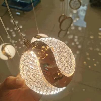 Cina Villa Hotel Loft Scalinata Lampada appesa Disegno Lampada pendente a sfera corrugata acrilica moderna con striscia luminosa a LED in vendita