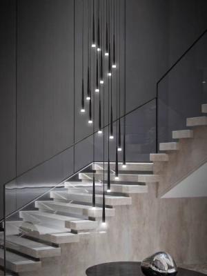Cina Scala candelabro rotante conico nero LED Loft appartamento candelabro tubo candelabro lungo in vendita