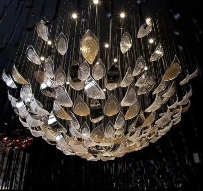 Cina Customized Hotel Lobby Cristallo lampadario moderno lusso Decorativo Large Glass Leaf Led Pendent Light in vendita