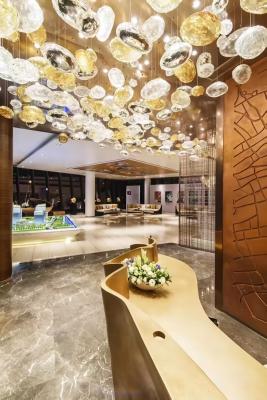 Cina Custom Non Standard Cobblestone Glass Chandelier Hotel Lobby Tavolo di sabbia Forma Atmoseric Lampada Vendite candelabri Lampade pendenti in vendita