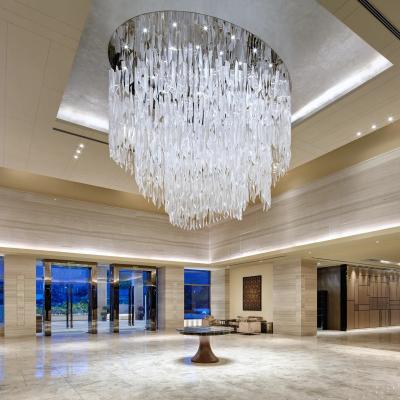 Cina Lampade di vetro di foglia per appendiabiti personalizzate Villa Hotel Lobby Project Texture Twisted Clear Art Glass Chandeliers in vendita