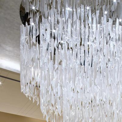 Cina Lampade di vetro di foglia per appendiabiti personalizzate Villa Hotel Lobby Project Texture Twisted Clear Art Glass Chandeliers in vendita