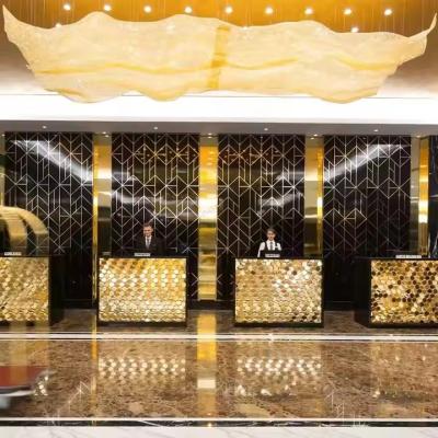 Cina Progetto su larga scala Moderno Hotel di lusso Sala banchetti Illuminazione Decorazione Oro LED Cristallo Mesh lampadario in vendita