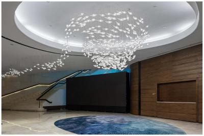 China Custom Hotel Lobby Decorato candelabri pendenti lampada pendente centro commerciale Villa soggiorno luce a LED vetro a forma di pesce for sale