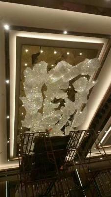 Cina Lustre di nuvole di cristallo tessuti a mano Lampada a nastro di cristallo personalizzata Art Deco lampadari al soffitto alto in vendita