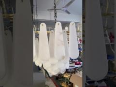Luzes de vidro do candelabro do pendente da flor com a lâmpada de suspensão da escada cerâmica de cobre