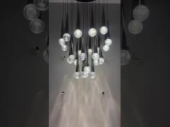Apartamento Duplex Loft Lustreiro com Design Nordico de Esferas Simples e Sala Alta
