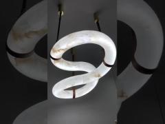 Apparecchi di illuminazione personalizzati di ingegneria non standard Grandi lampadari di cristallo per sale banchetti Lampadario a foglia cava Lampadario lungo personalizzato per vano scala Lampadario a LED Lampadari a sospensione