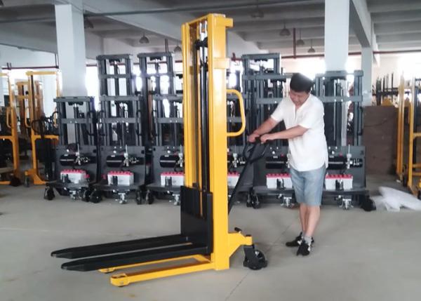 Mast Steel Manual Pallet Stacker Adjustable Forks With Integral Pump