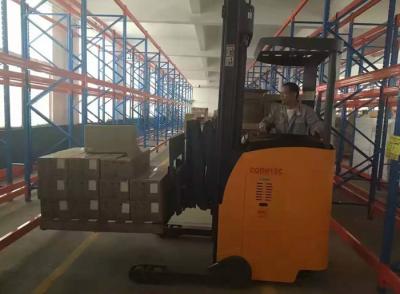 Cina Carrello elevatore stretto di portata della navata laterale di doppie forbici, un carrello elevatore elettrico 24V 560AH da 1 tonnellata in vendita