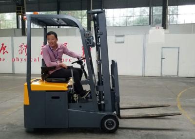 Cina un carrello elevatore a forcale elettrico di 3 ruote, un carrello elevatore a forcale da 1,5 tonnellate per la navata laterale stretta in vendita