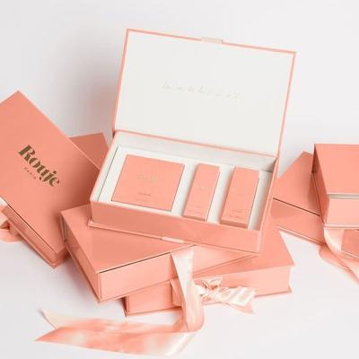 Cina Scatola d'imballaggio d'imballaggio cosmetica di lusso di logo delle scatole di pelle di cura del profumo su ordinazione dell'olio essenziale in vendita