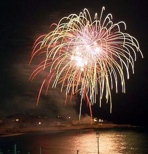 China Celebração 30*36*220mm dos fogos-de-artifício do casamento dos tiros UN0336 1.4G do vermelho 36 à venda