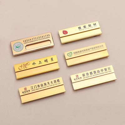 Cina Etichette di nome personalizzate in lega di alluminio con logo Vodafone Stampa di distintivi di nome metallici per dipendenti in vendita