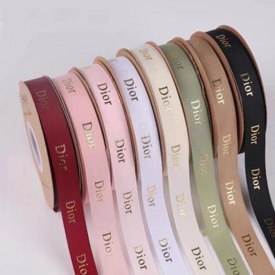 Cina Fogli di logo personalizzati a basso costo con stampo di nastro grosso per scatole regalo, abbigliamento e marchio in vendita