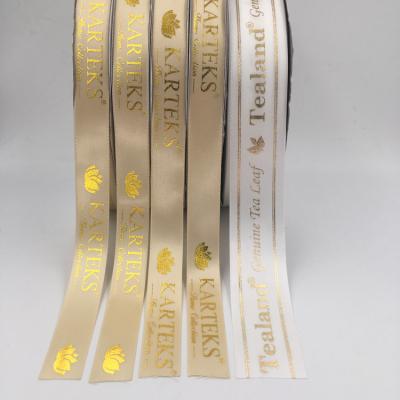 China Fita de Cetim Barata Com Logotipo Dourado Estampado a Quente – Fábrica de Fitas Personalizadas Acessíveis à venda