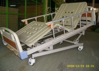 China Multi Function Manual Hospital Bed With 4 Cranks For Adults for sale