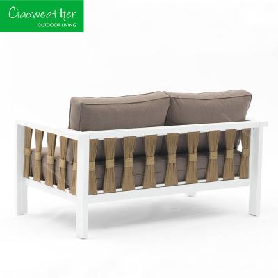 Cina Luxury Modern Design Outdoor Furniture Set Cornice in alluminio Divani da giardino con cuscino tappezzeria impermeabile in vendita