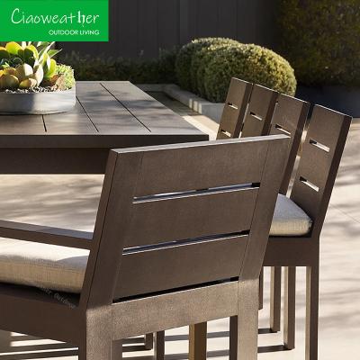 Cina Set da pranzo all' aperto con mobili per patio e tavolo e sedia in legno di teak moderno in vendita
