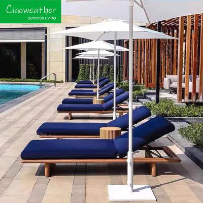 China Outdoor Sun Lounger Resort Leisure Hotel Garden Chair met teakhouten frame en waterdicht kussen Te koop