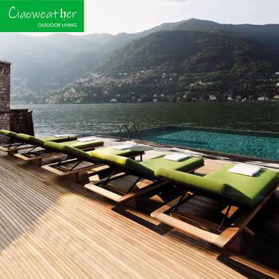 China Outdoor Sun Lounger Resort Leisure Hotel Garden Chair met teakhouten frame en waterdicht kussen Te koop