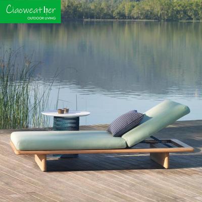China Outdoor Sun Lounger Resort Leisure Hotel Garden Chair met teakhouten frame en waterdicht kussen Te koop