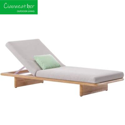 China Outdoor Sun Lounger Resort Leisure Hotel Garden Chair met teakhouten frame en waterdicht kussen Te koop
